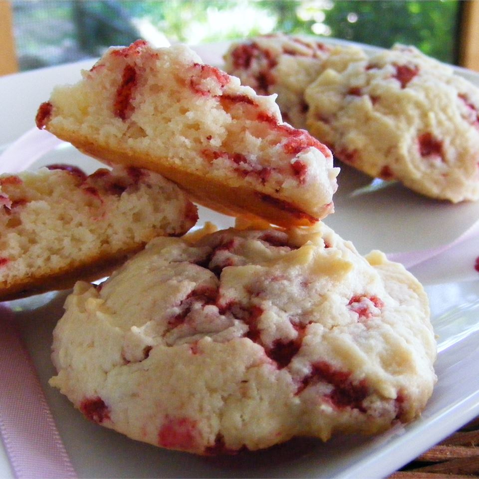 INCREDIBLE RASPBERRY CHEESECAKE COOKIES - Skinny Daily Recipes
